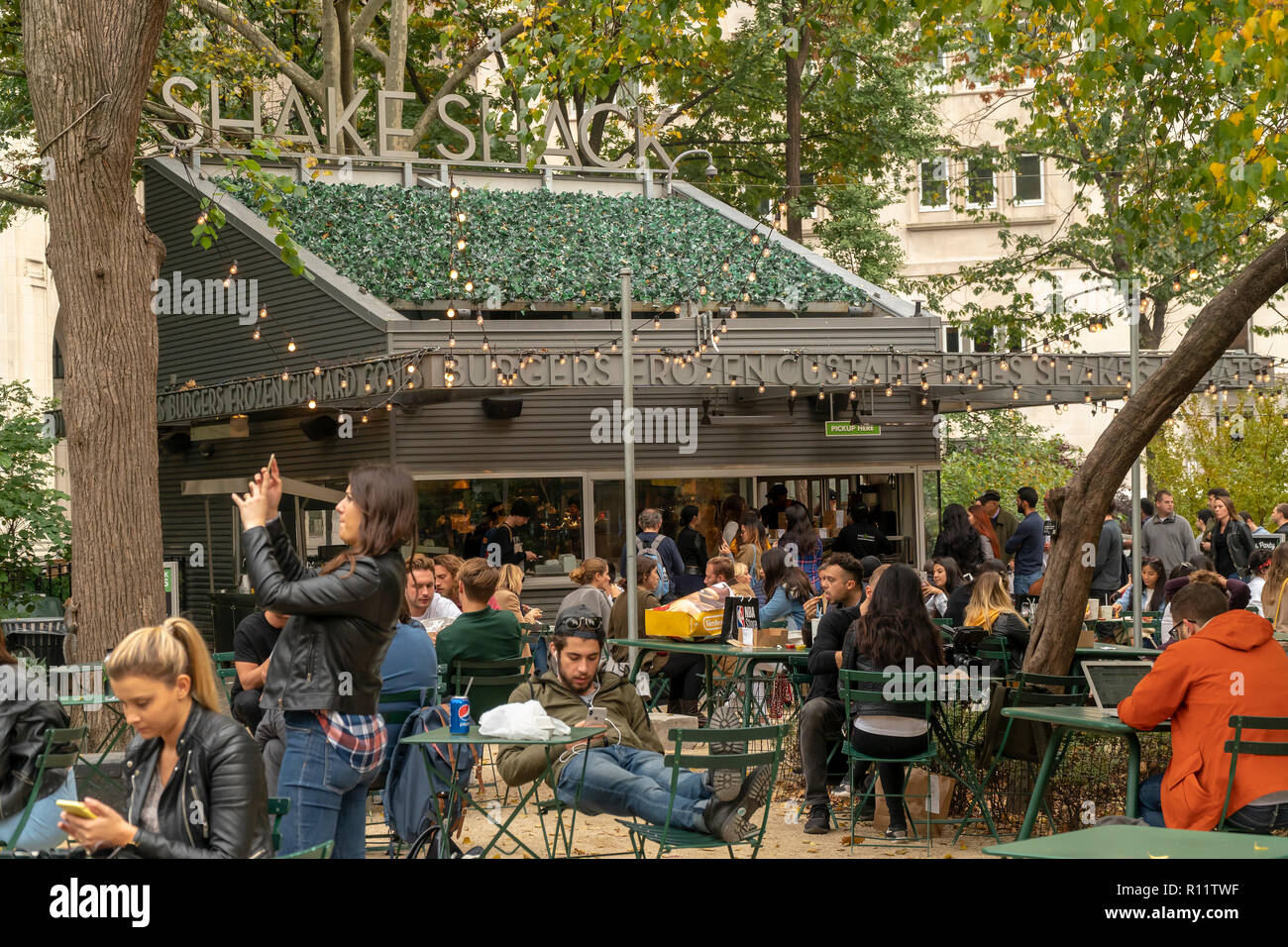 Crowds at the original Shake Shack location in Madison Square Park in ...