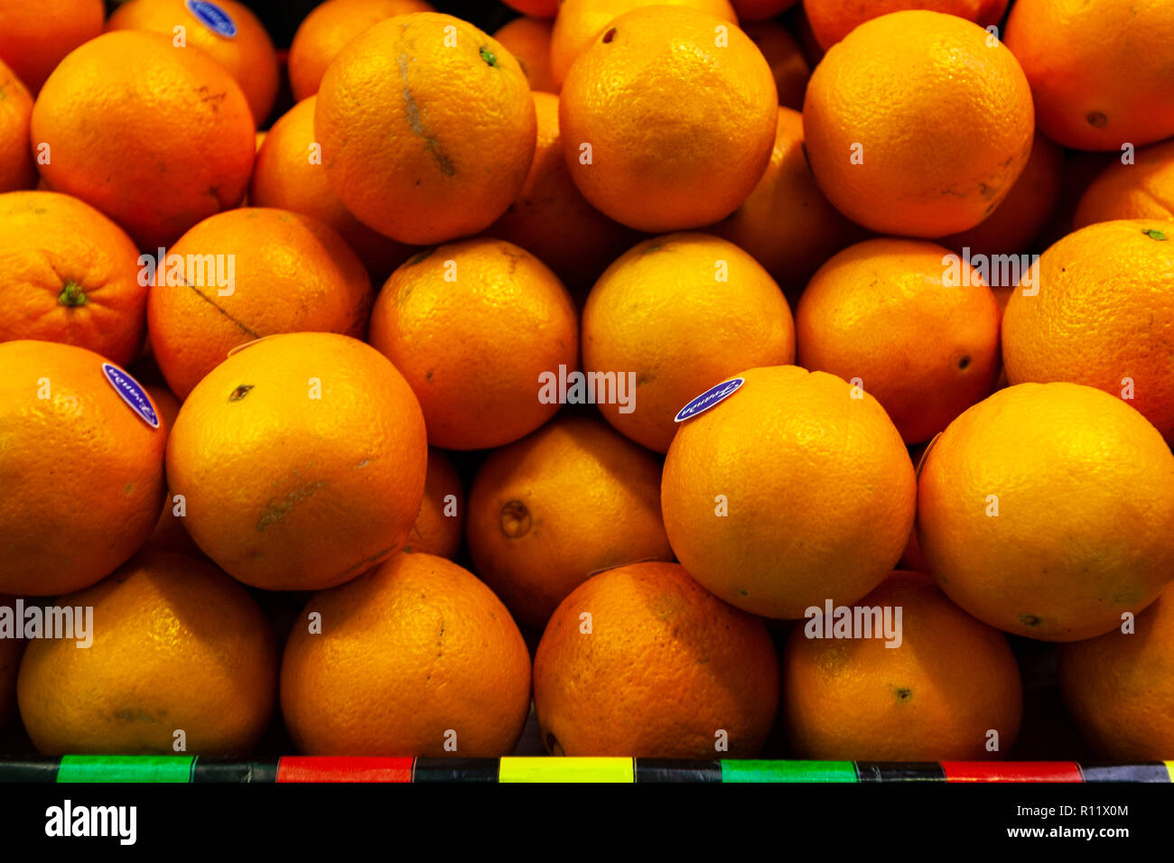 Orange and easy peel stall hi-res stock photography and images - Alamy