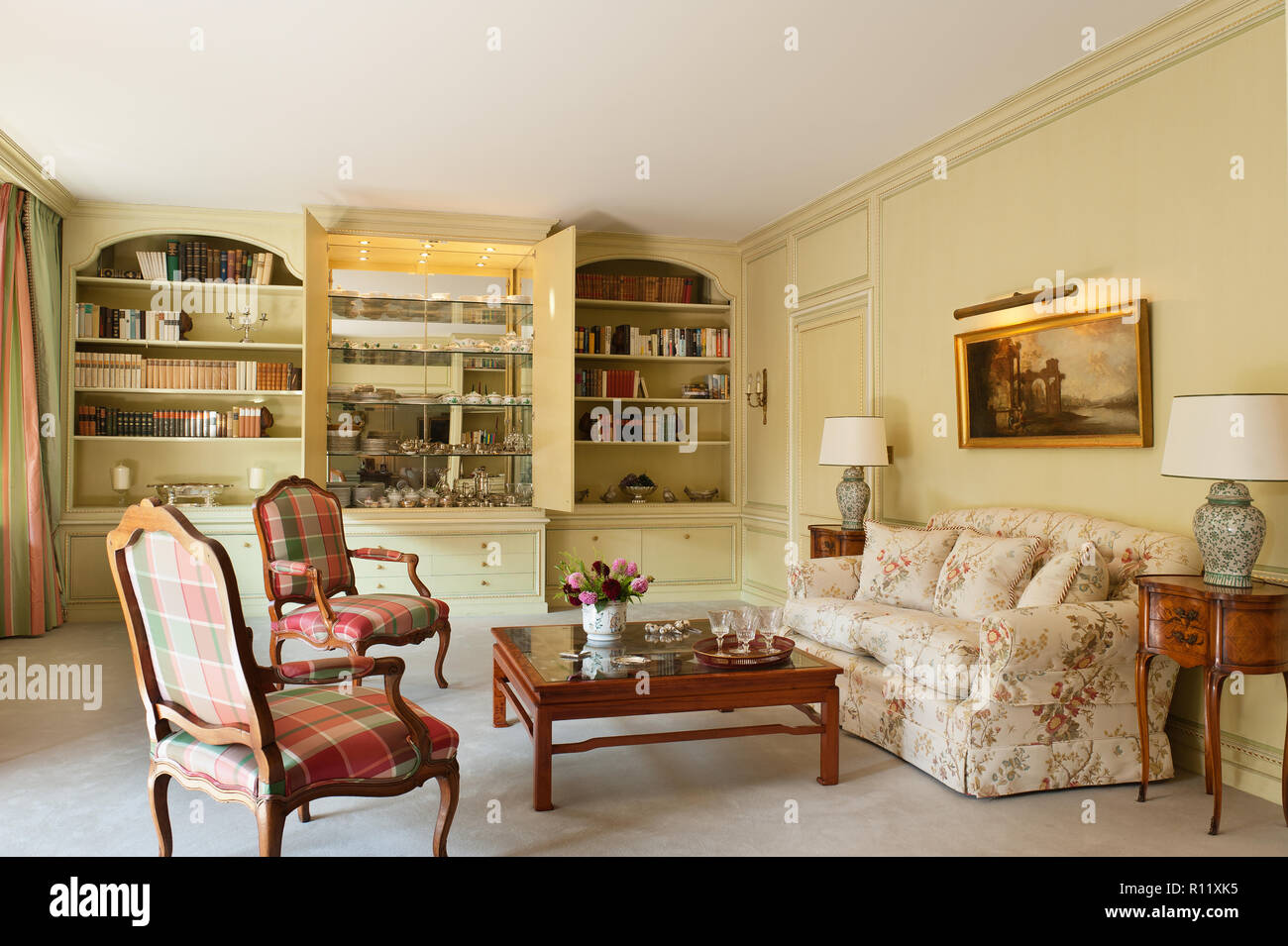 Edwardian living room with built in shelving Stock Photo - Alamy