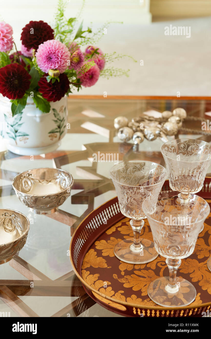 Tabletop vintage glassware hi-res stock photography and images - Alamy