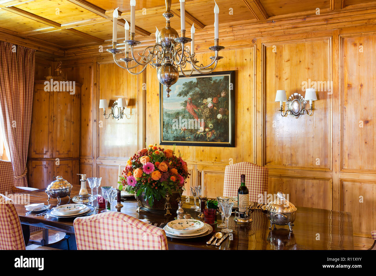 Dining room with wood panelling Stock Photo - Alamy