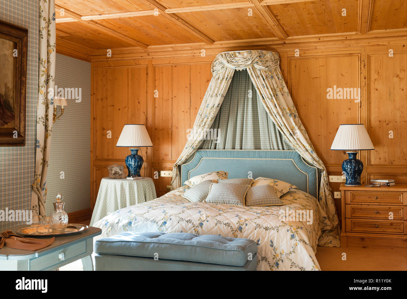 Canopy bed in Edwardian bedroom Stock Photo - Alamy