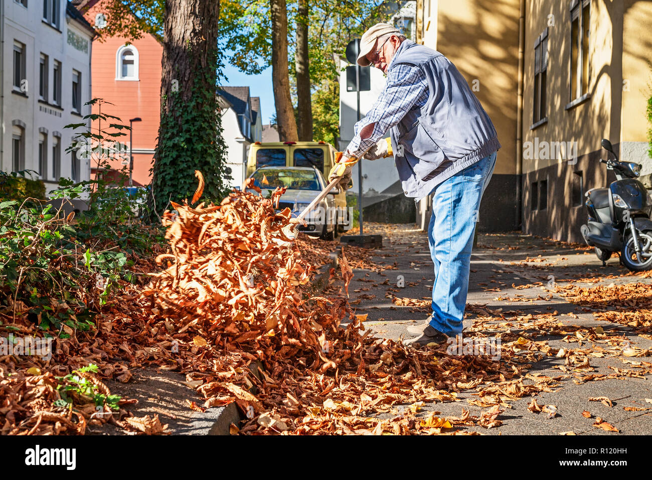 Sweeping autumn leaves hi-res stock photography and images - Alamy