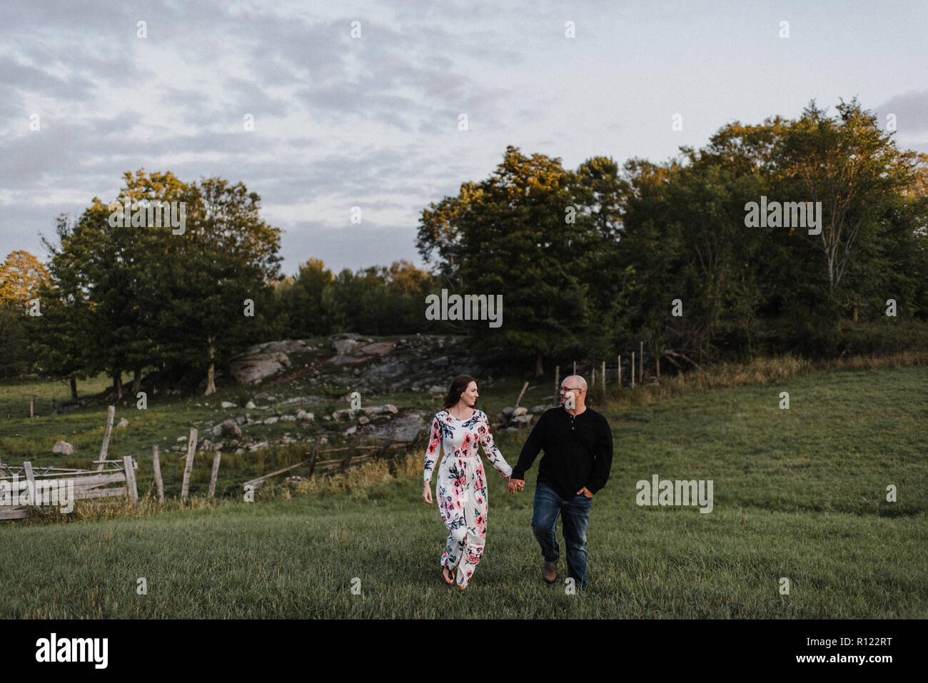 Walking in countryside hi-res stock photography and images - Alamy