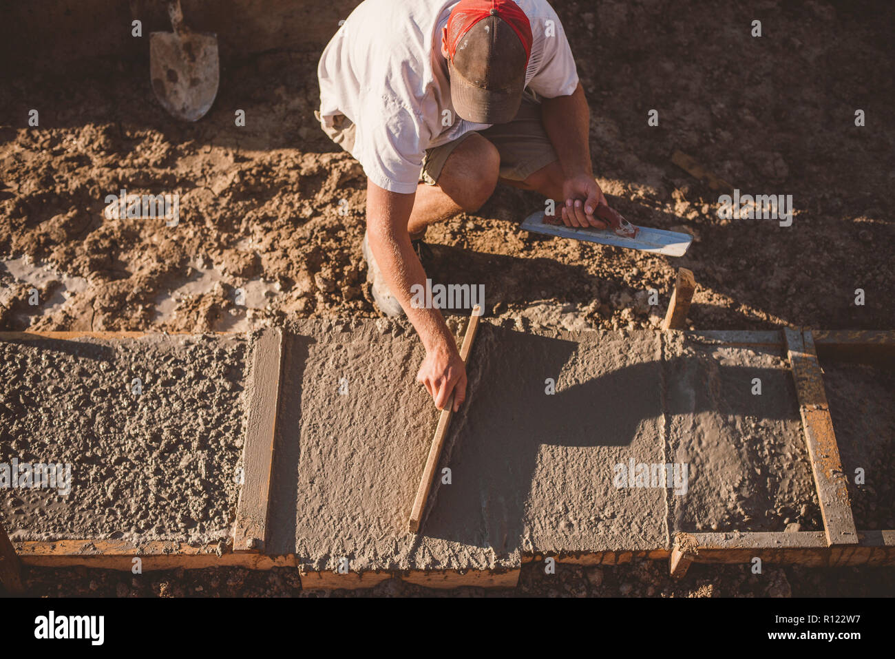Builder laying cement foundation Stock Photo - Alamy