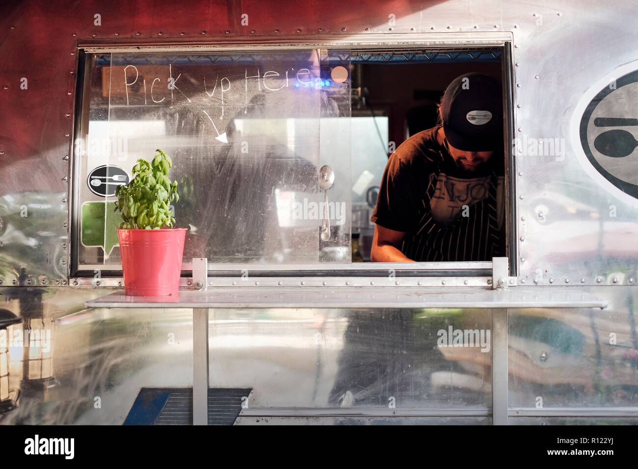 Man cooking on metal hi-res stock photography and images - Alamy