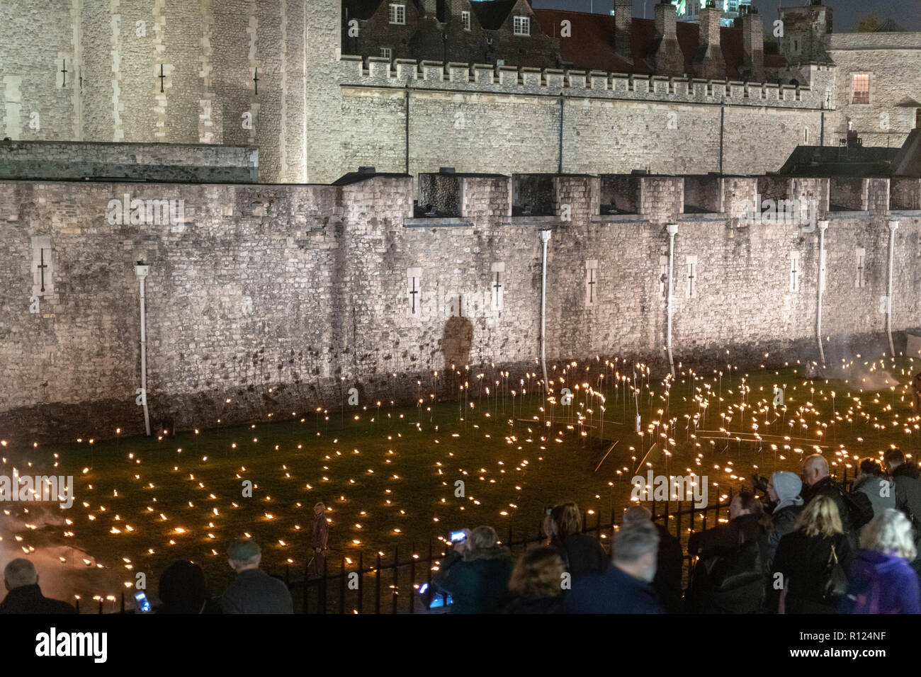 Beyond the Deepening Shadow, Tower of London Remembrance memorial Stock ...