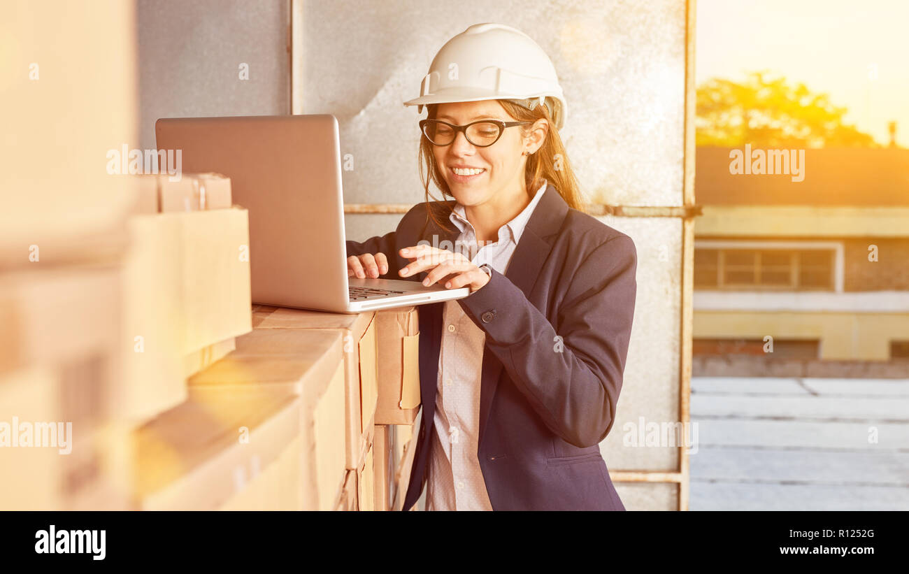 Online dispatch hi-res stock photography and images - Alamy