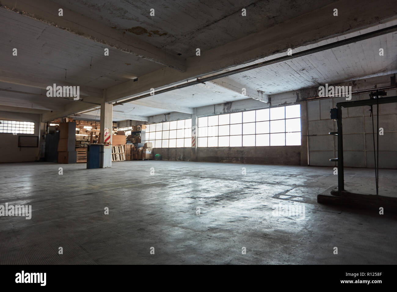 Inside empty warehouse hi-res stock photography and images - Alamy