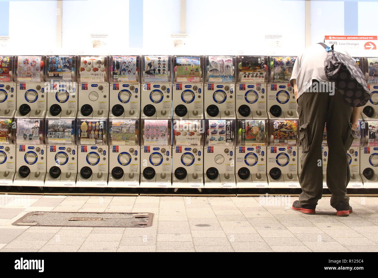 Using vending machines hi-res stock photography and images - Alamy
