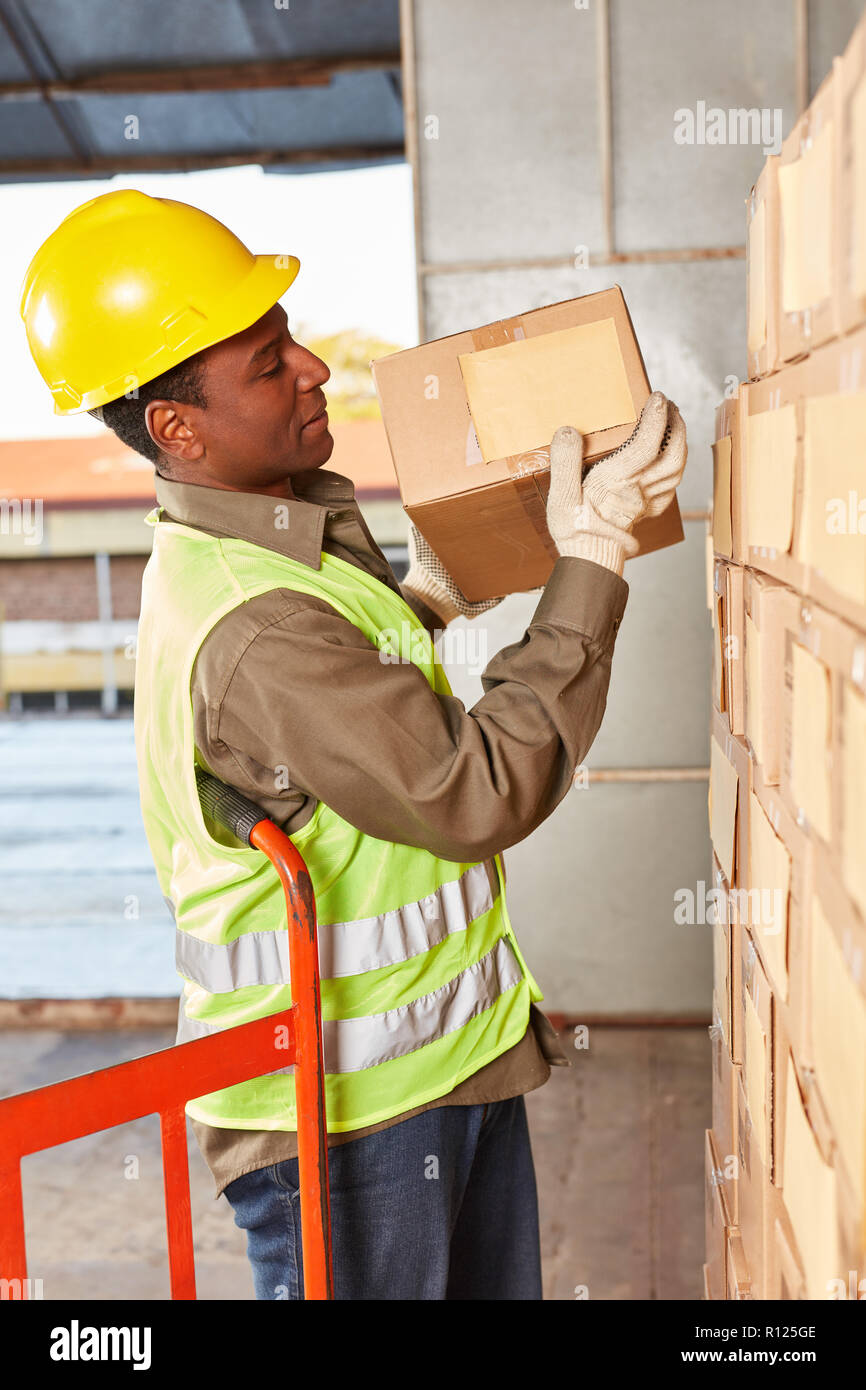 Package delivery worker online hi-res stock photography and images - Alamy