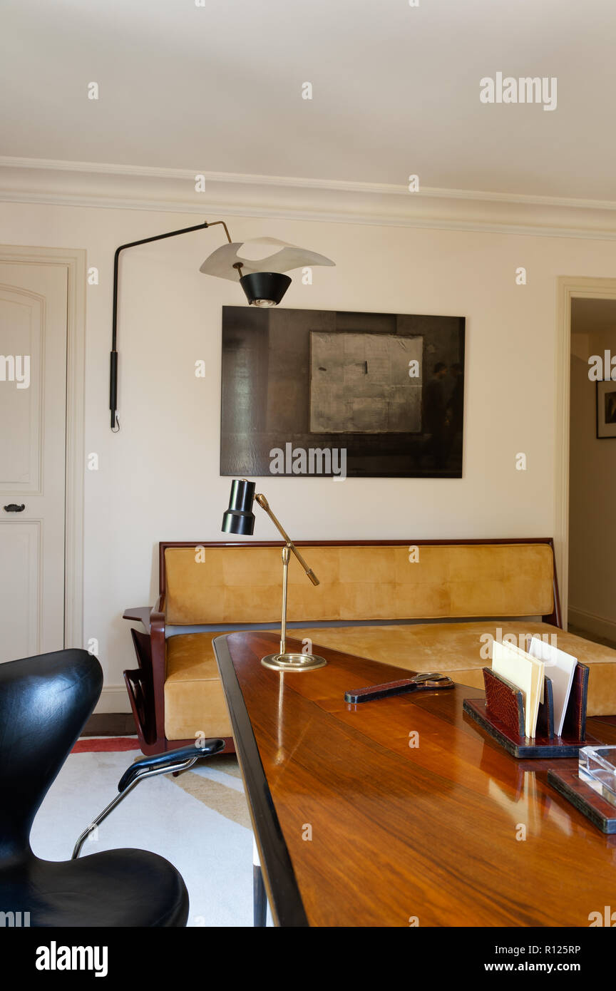 Wooden desks office hi-res stock photography and images - Alamy