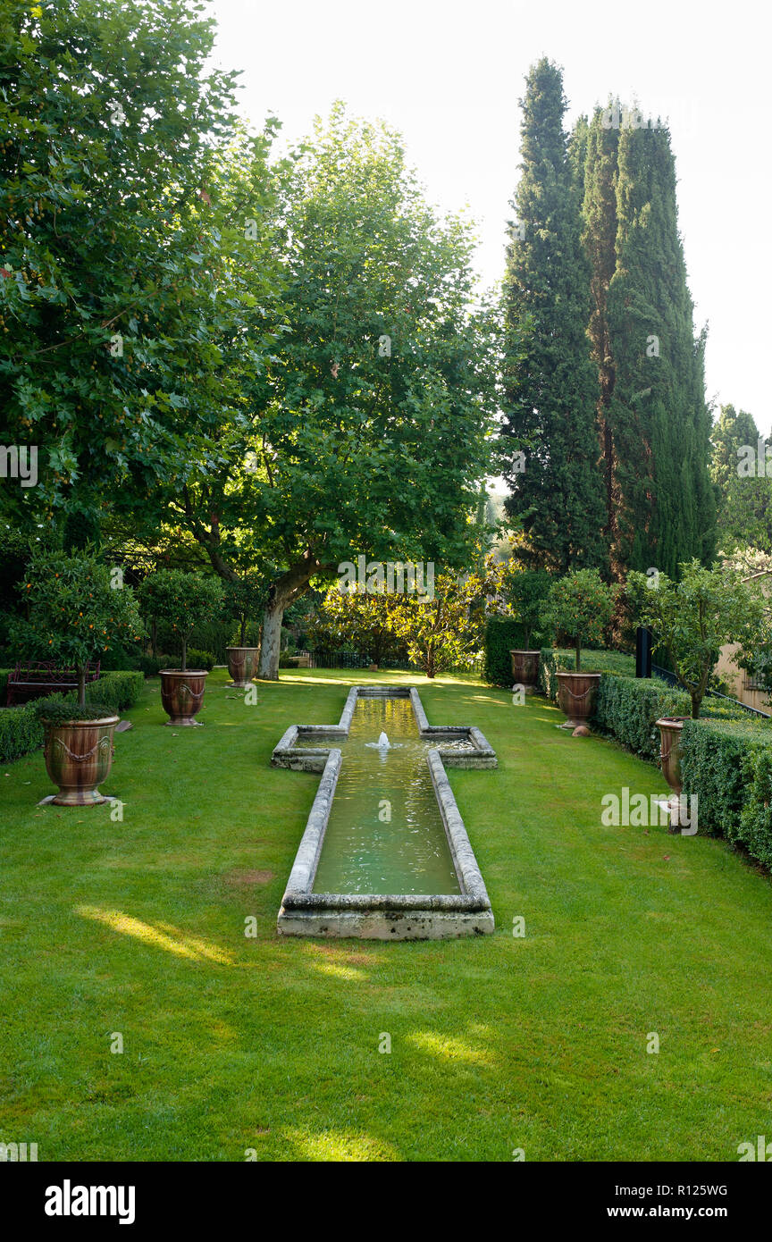 Garden water feature green hi-res stock photography and images - Alamy