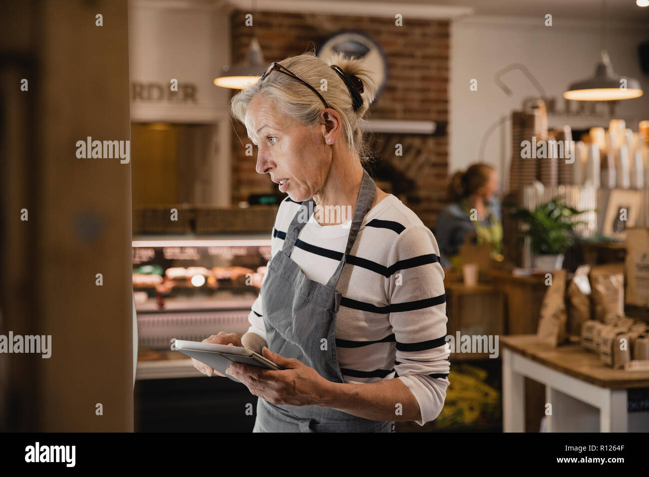 Employee standing hi-res stock photography and images - Alamy