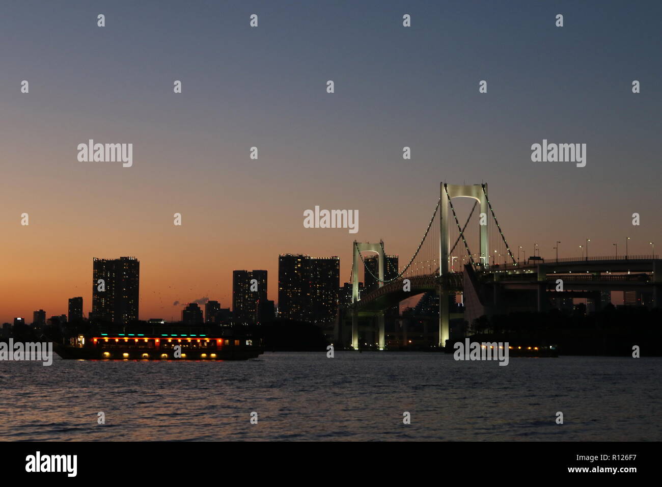 Rainbow bridge tokyo sunset hi-res stock photography and images - Alamy