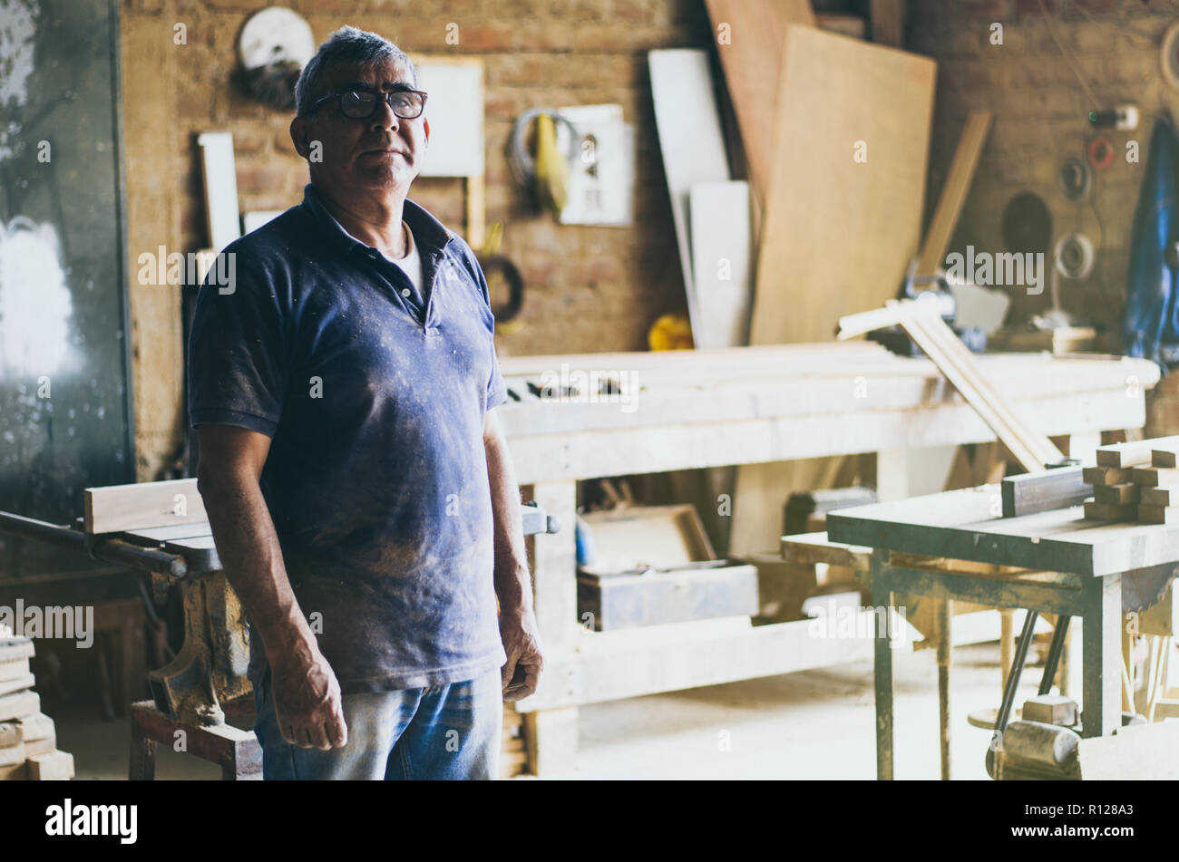 Portrait of senior carpenter in his workshop Stock Photo - Alamy