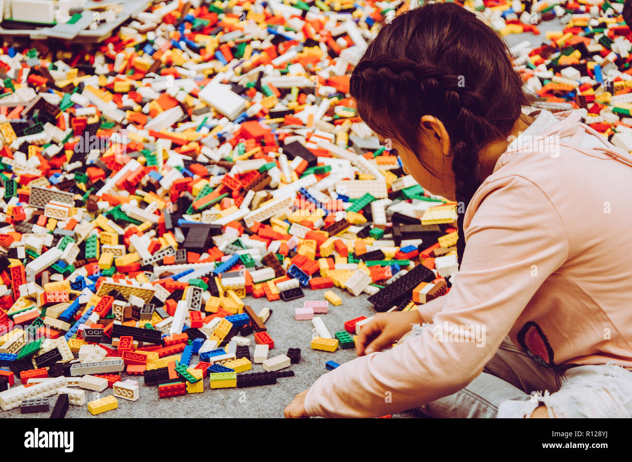 Child playing with building bricks hi-res stock photography and images ...