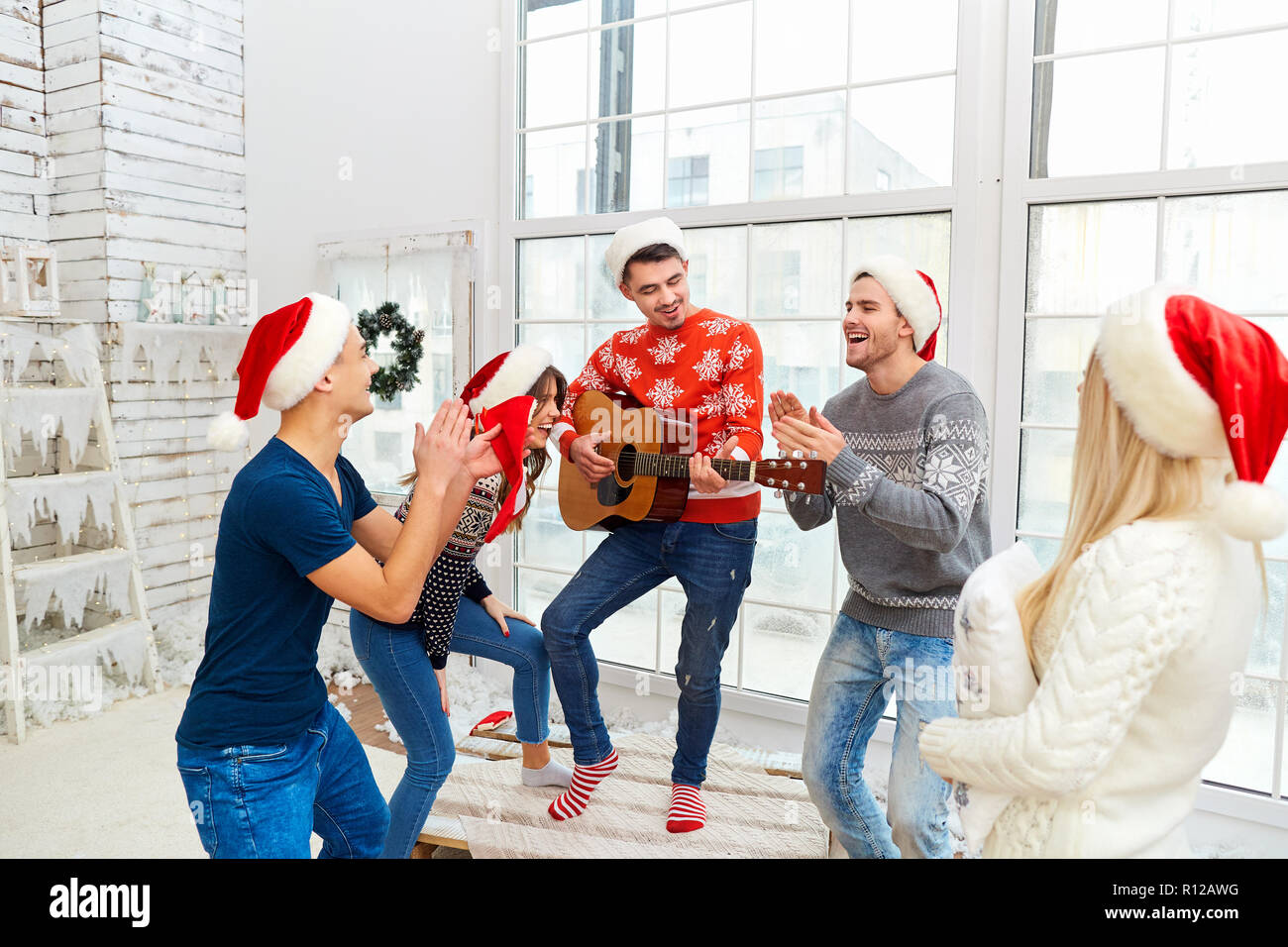 Singing christmas tree hi-res stock photography and images - Alamy