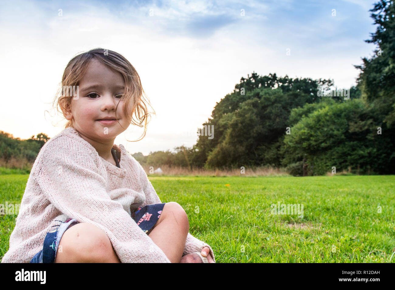 Child in grass hi-res stock photography and images - Alamy