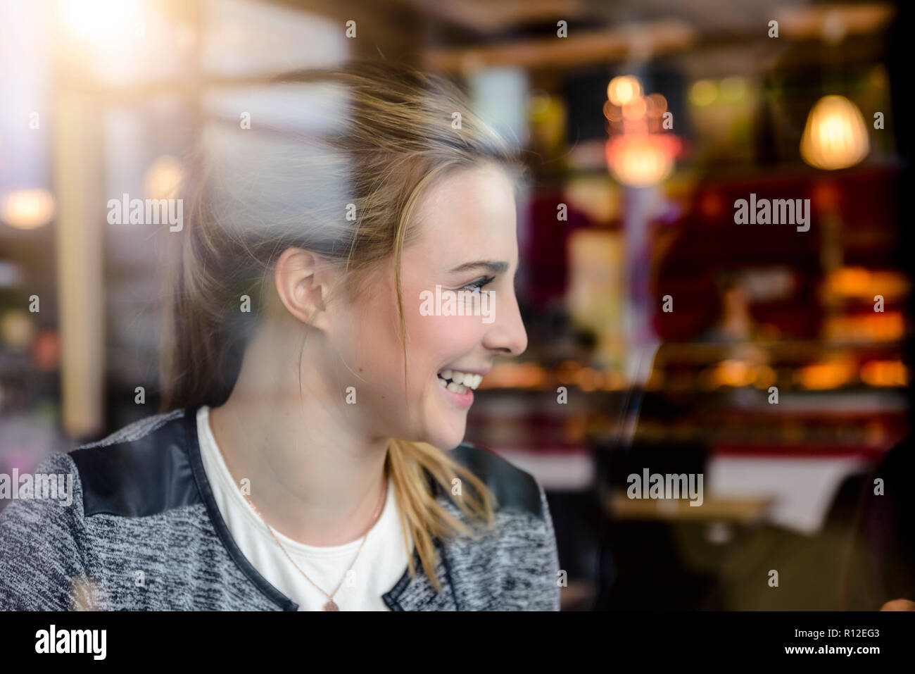 Young woman cafe looking sideways hi-res stock photography and images ...