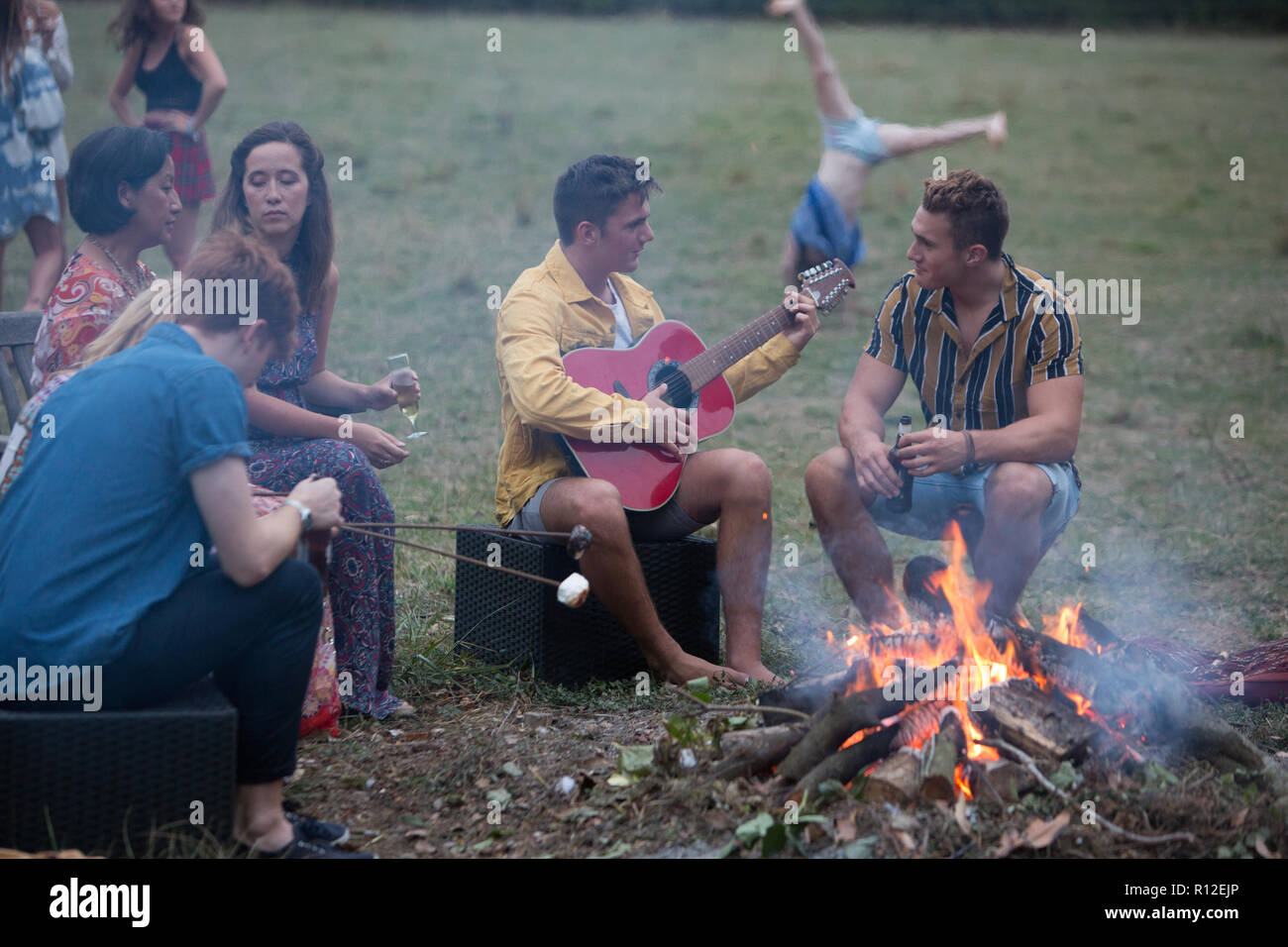 Family bonfire guitar hi-res stock photography and images - Alamy