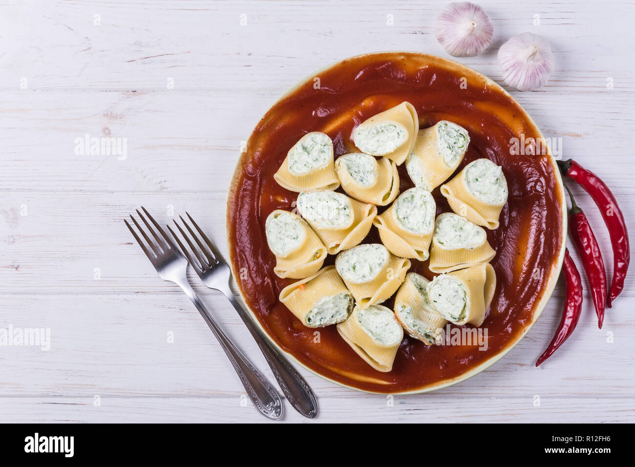 Lumaconi pasta tomato sauce hi-res stock photography and images - Alamy