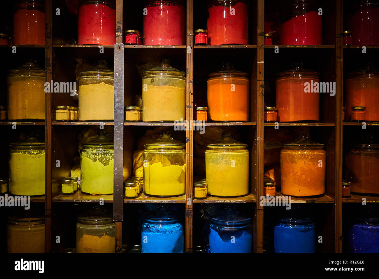 Red coloured pigments hi-res stock photography and images - Alamy