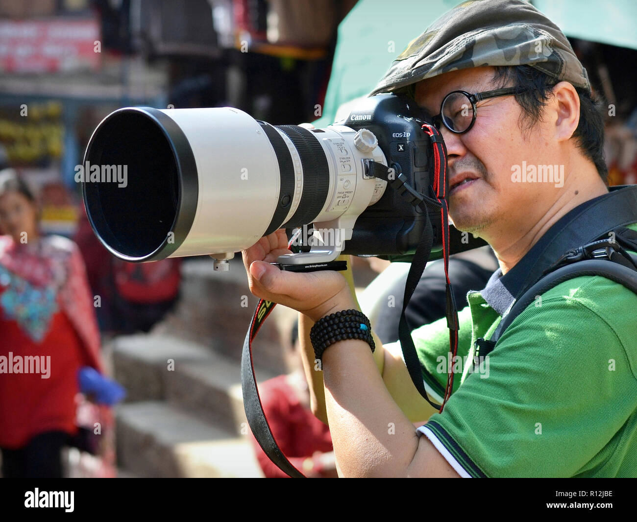 Photographer takes a photo hi-res stock photography and images - Alamy