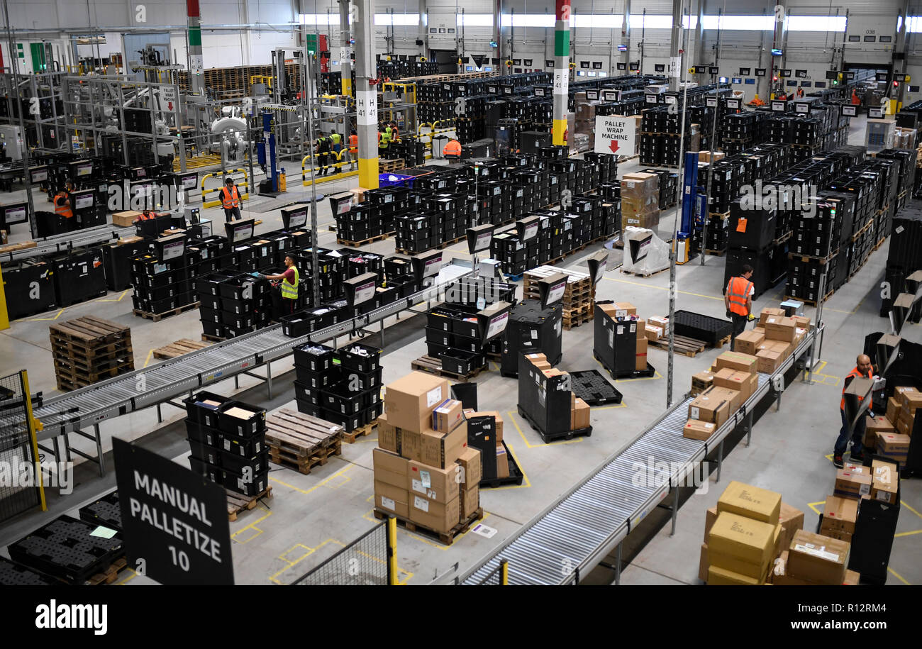 Dortmund, Germany. 08th Nov, 2018. Employees work in the logistics ...