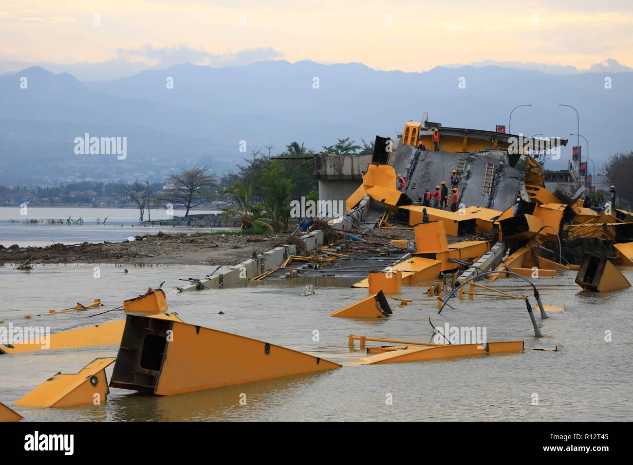 Palu bridge hi-res stock photography and images - Alamy