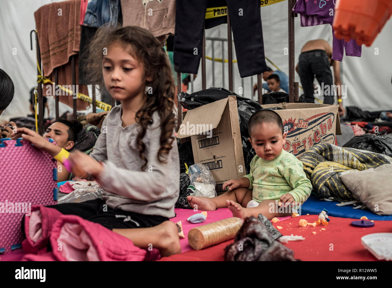 Migrant children mexico hi-res stock photography and images - Alamy