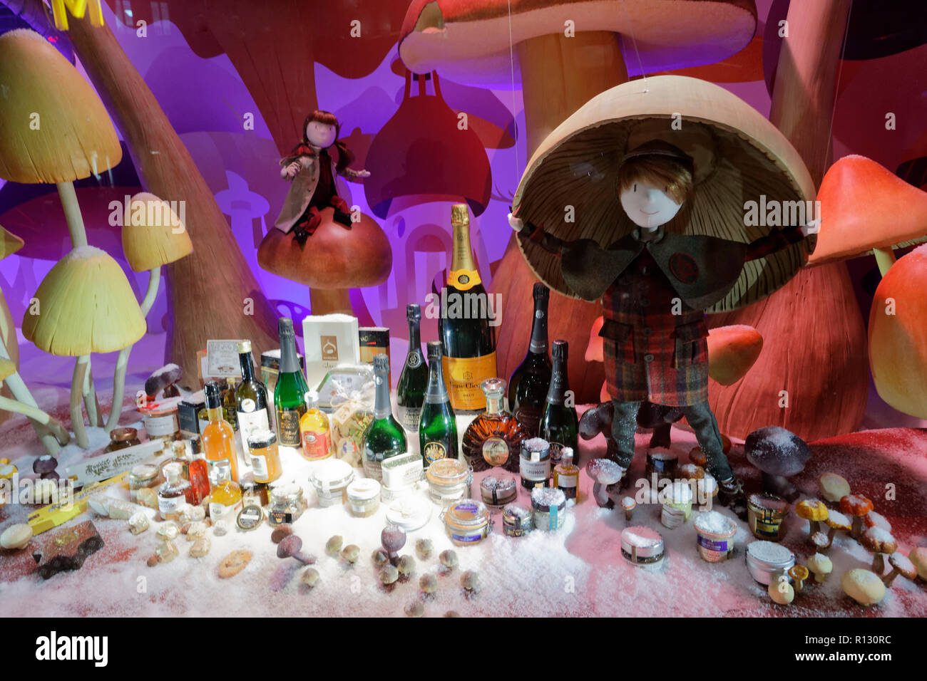 Paris, France. 8th Nov, 2018. Revelation of the Christmas window ...