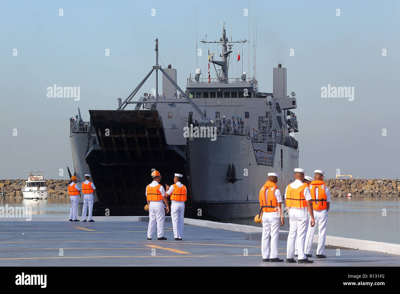 (181109) -- MANILA, Nov. 9, 2018 (Xinhua) -- The Philippine Navy ship ...