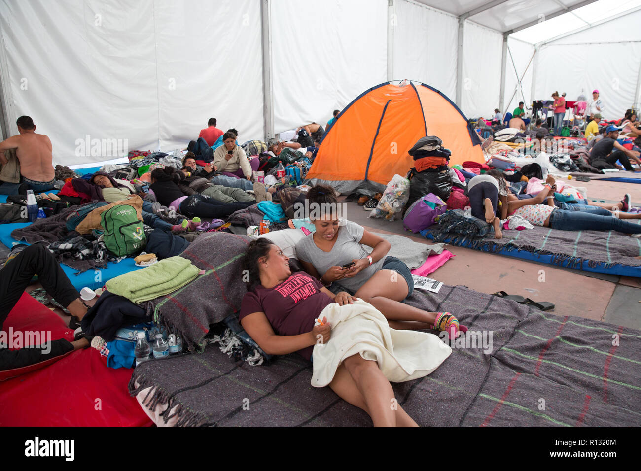 Child crossing road mexico hi-res stock photography and images - Alamy