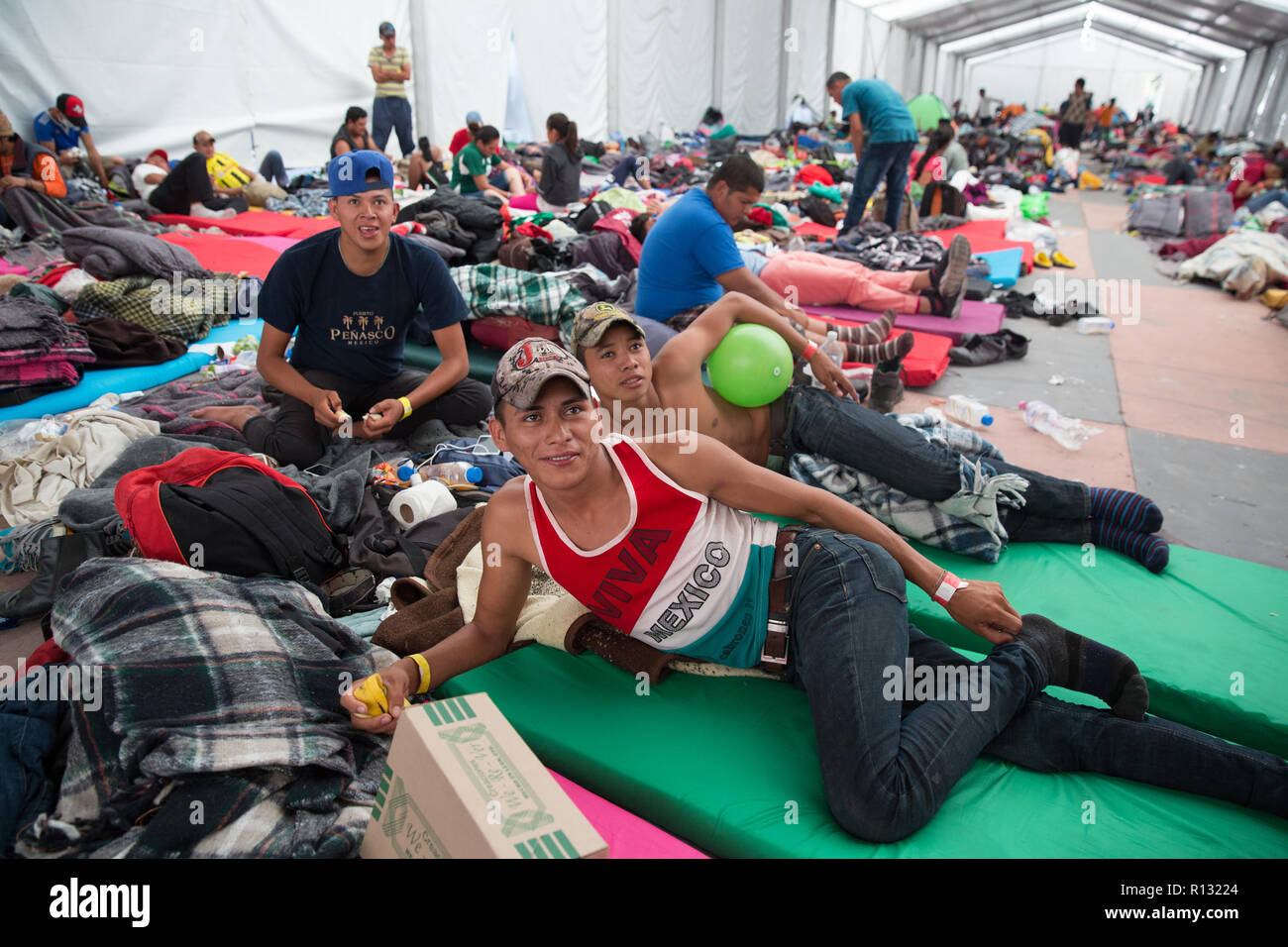 Child crossing road mexico hi-res stock photography and images - Alamy