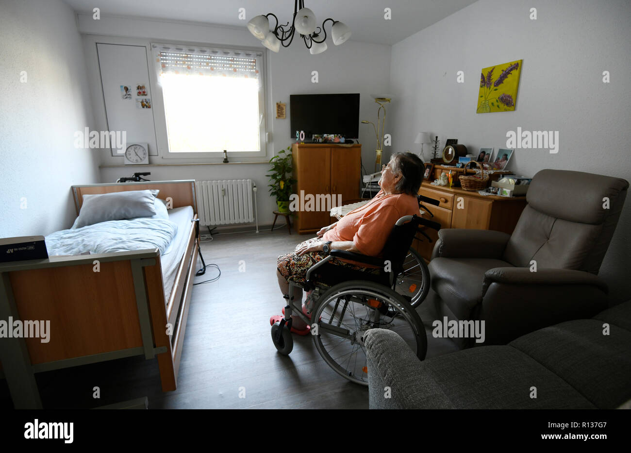 Essen, Germany. 09th Nov, 2018. The dementia patient Hilde sits in the ...