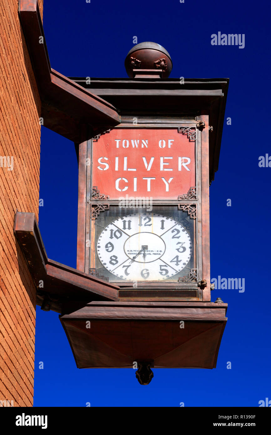 Old street corner clock hi-res stock photography and images - Alamy