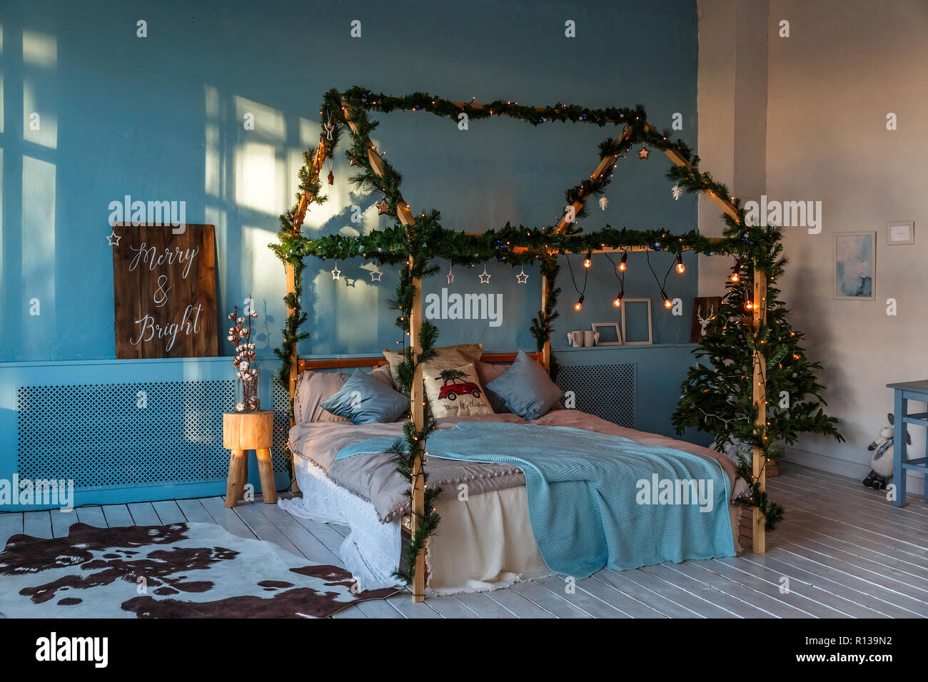 Country christmas tree living room hi-res stock photography and images ...