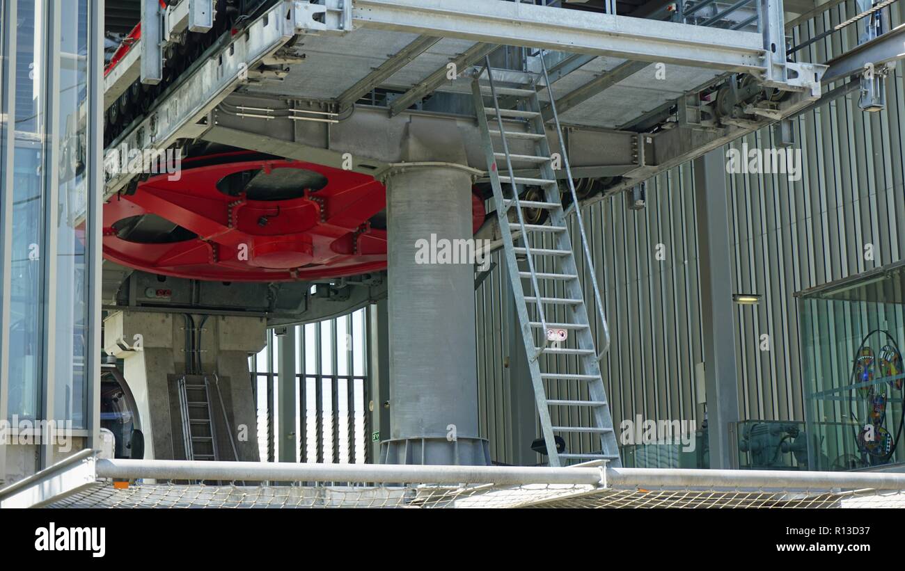 Modern cable car hi-res stock photography and images - Alamy