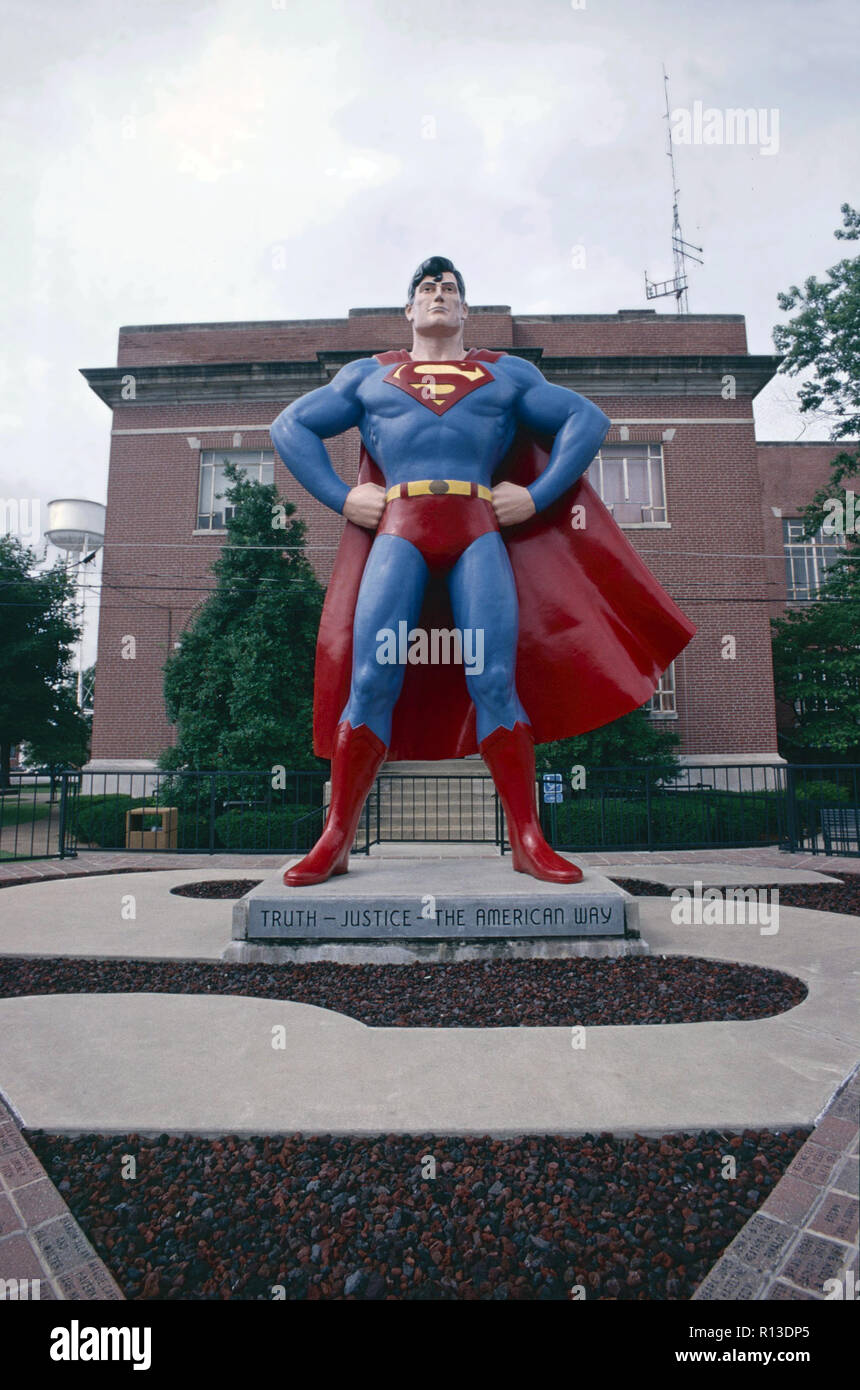 Metropolis illinois superman statue hi-res stock photography and images ...