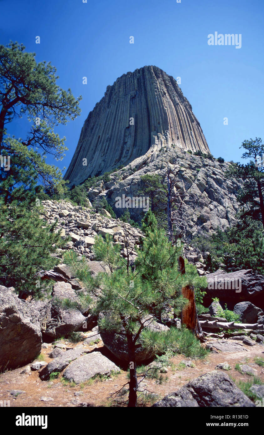 Devils tower and blue sky hi-res stock photography and images - Alamy
