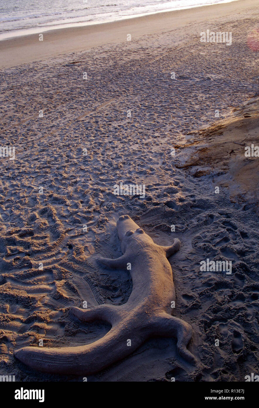 Alligator sculpture hi-res stock photography and images - Alamy