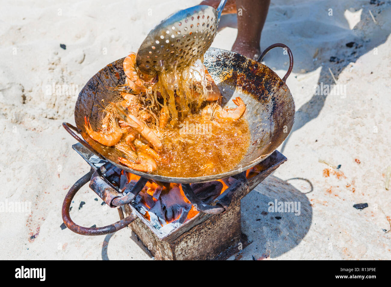 Cooking shrimp beach hi-res stock photography and images - Alamy
