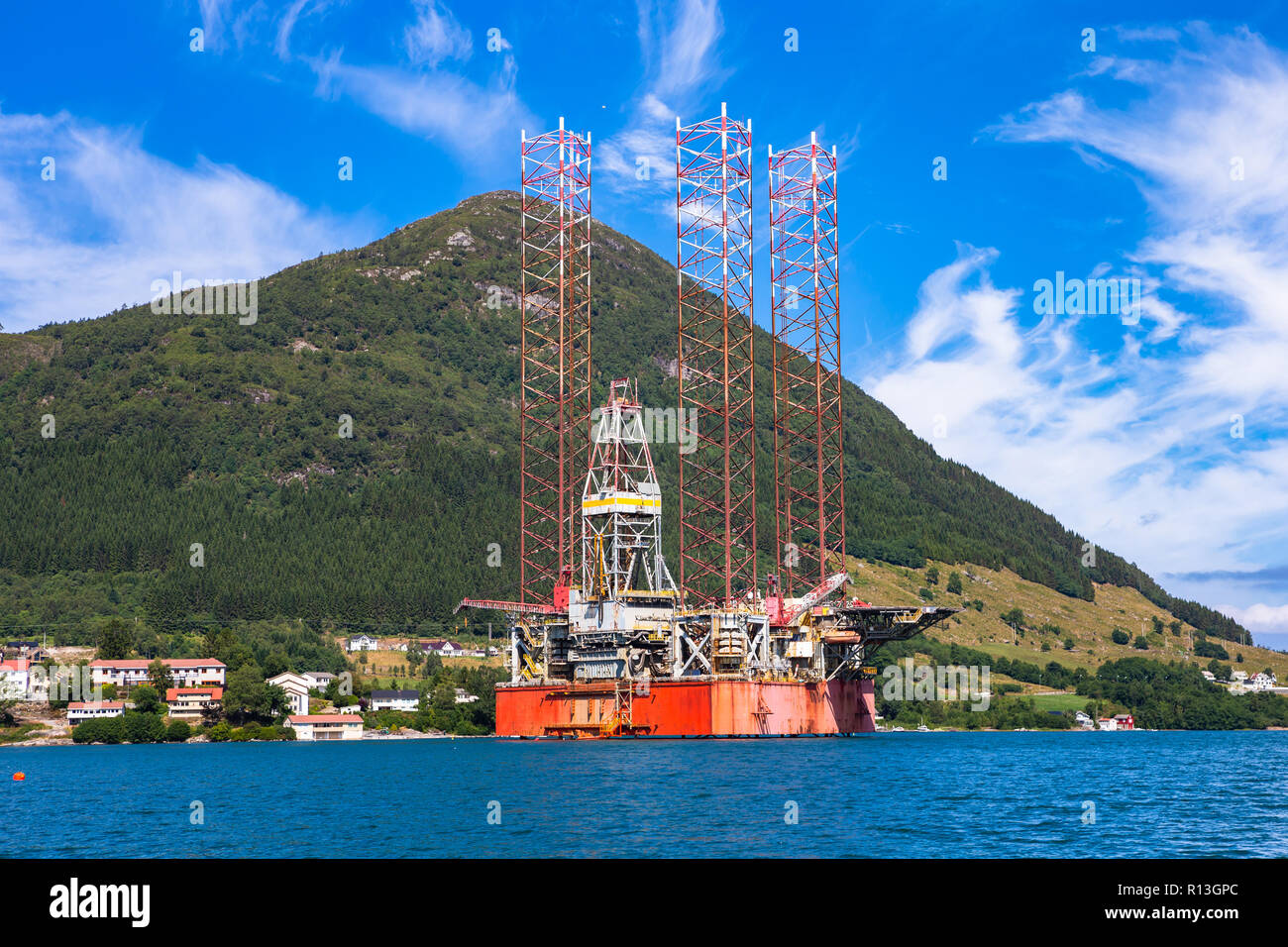 Offshore oil rig maintenance hi-res stock photography and images - Alamy