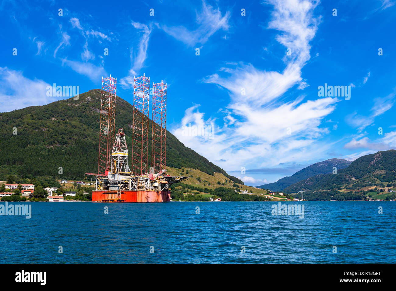 Offshore drilling rigs hi-res stock photography and images - Alamy