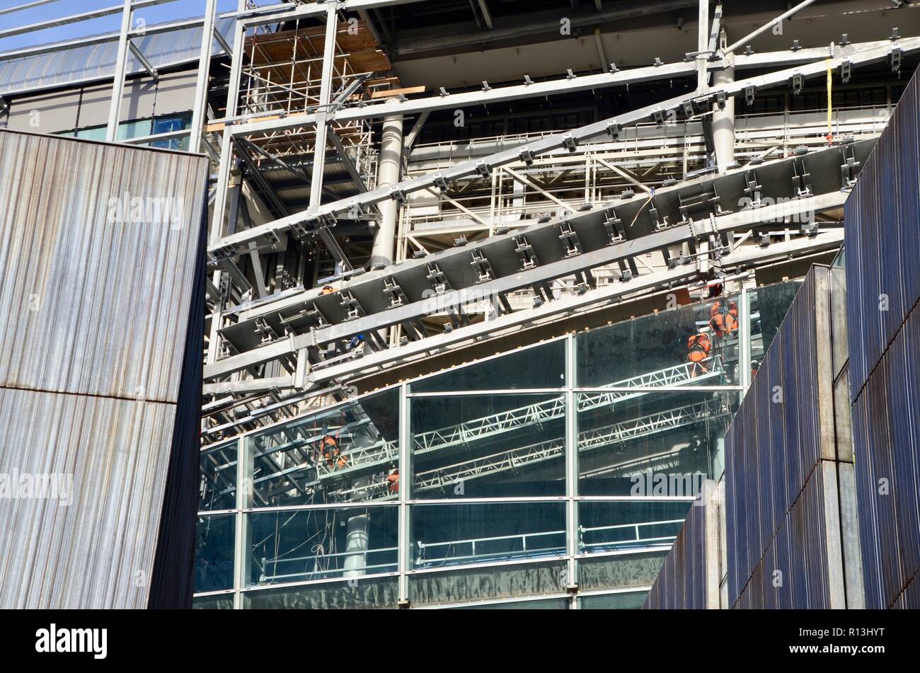 Tottenham hotspur new stadium construction hi-res stock photography and ...