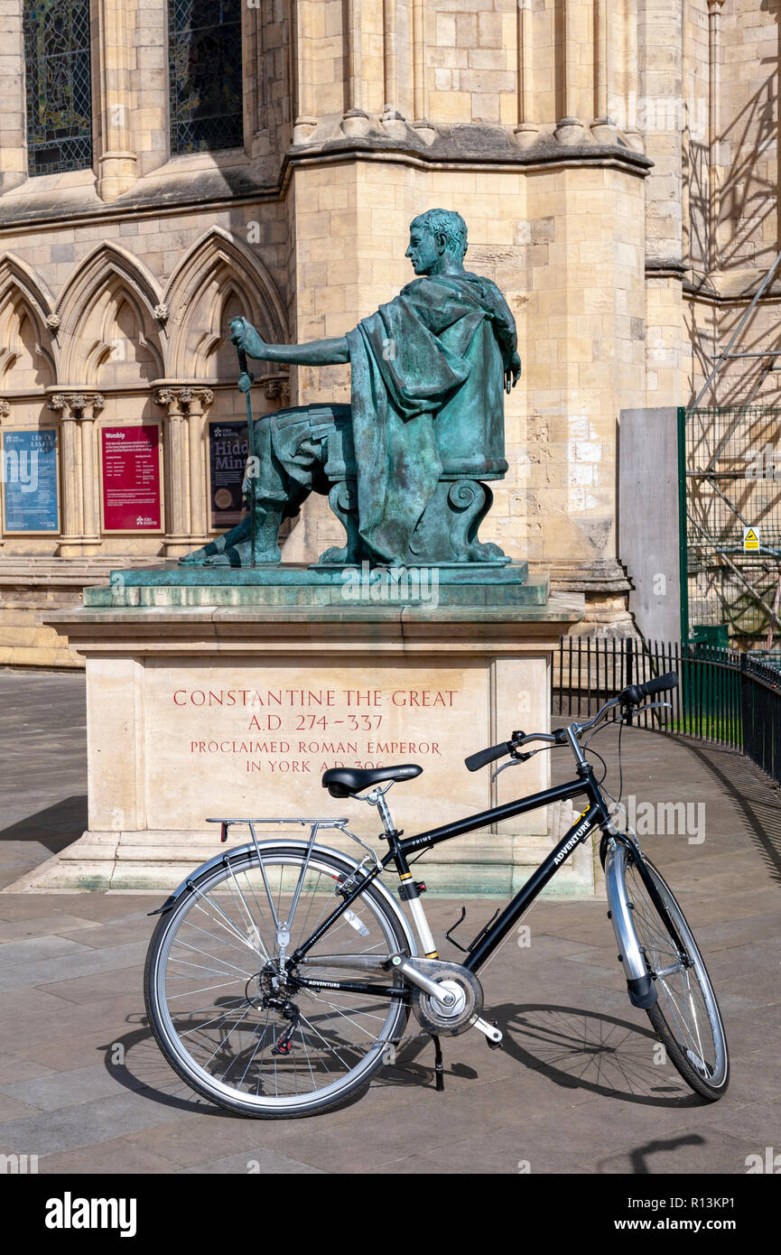 Statue and bicycle hi-res stock photography and images - Alamy