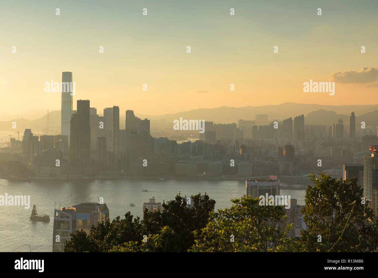 International Commerce Centre (ICC) and Kowloon at sunset, Hong Kong ...