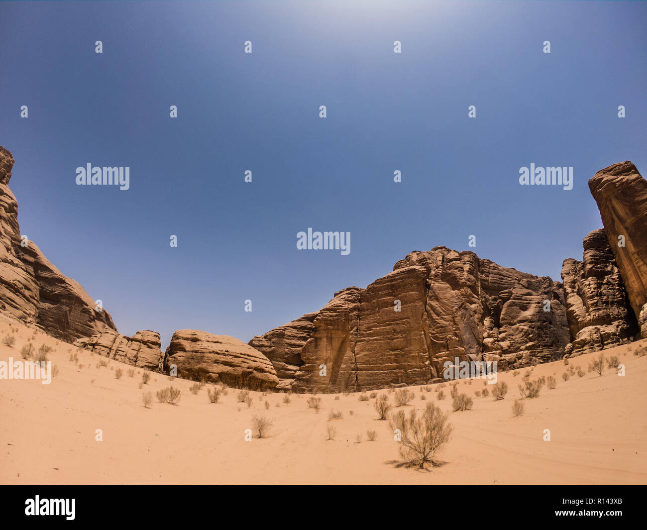 Middle east desert dramatic hi-res stock photography and images - Alamy