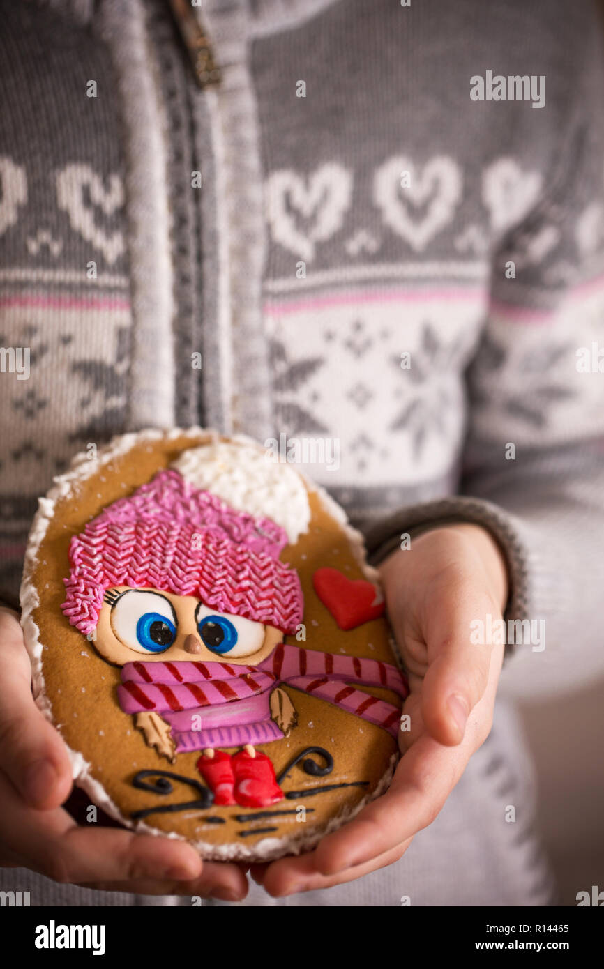 Gingerbread in children's hands Stock Photo - Alamy